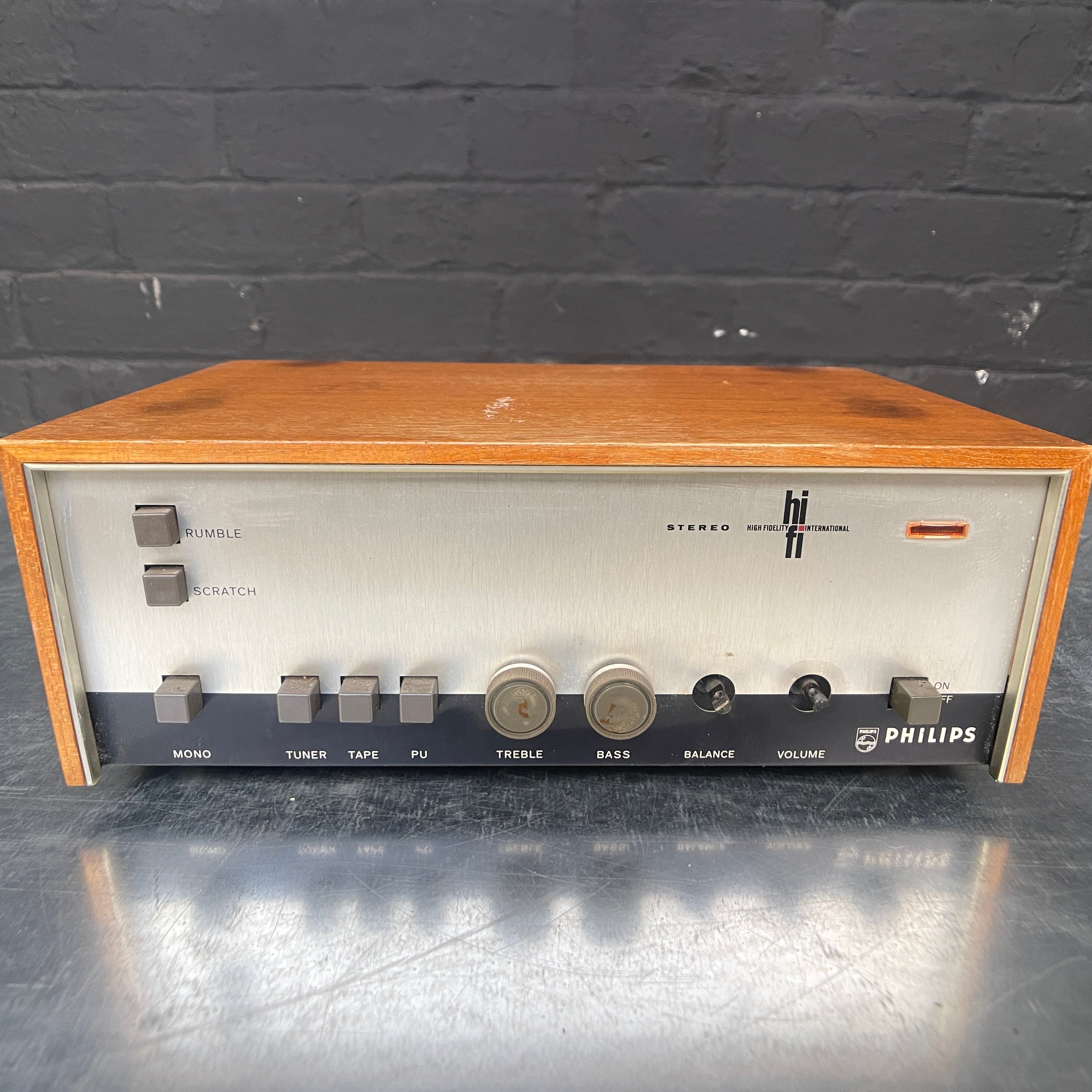 Philips amplifier radio Qty 1 – Powerhouse Props